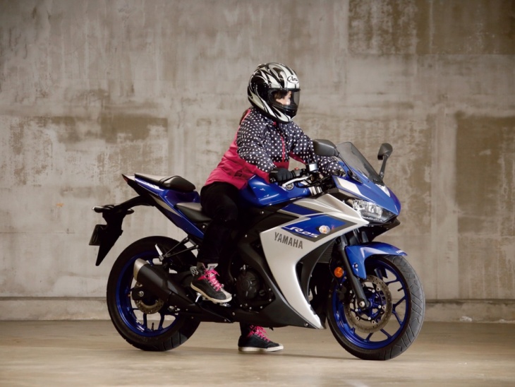 [女性ライダーの足つきチェック] YZF-R25(2015年撮影) - バイクトピックス - レディスバイク