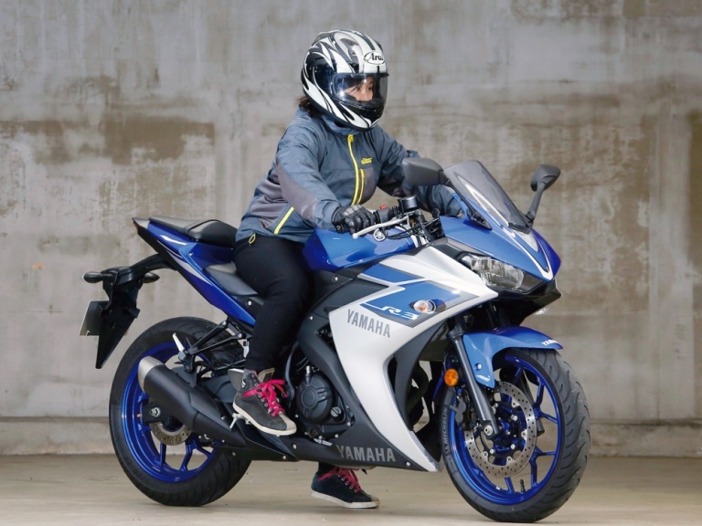 [女性ライダーの足つきチェック] YZF-R3 (2017年撮影) - バイクトピックス - レディスバイク