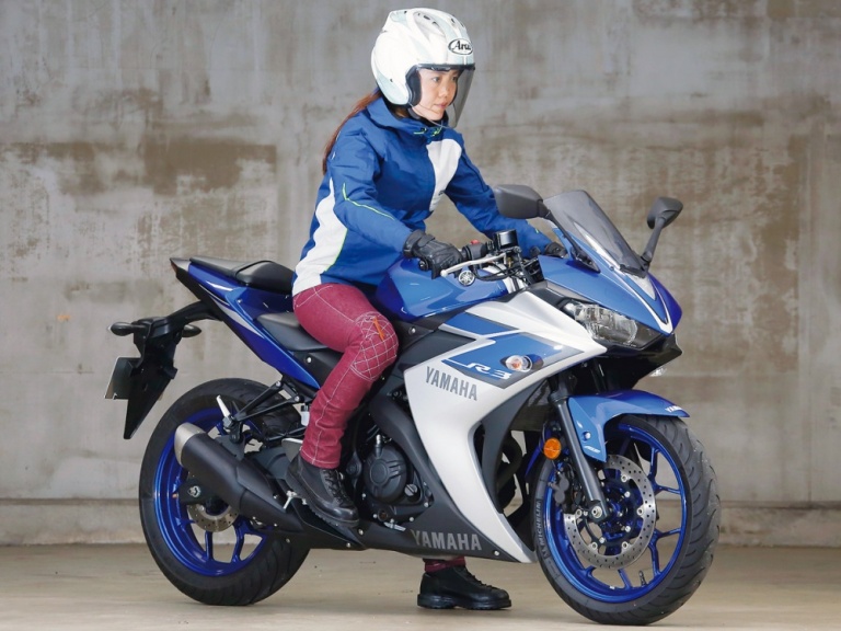 [女性ライダーの足つきチェック] YZF-R3 (2017年撮影) - バイクトピックス - レディスバイク