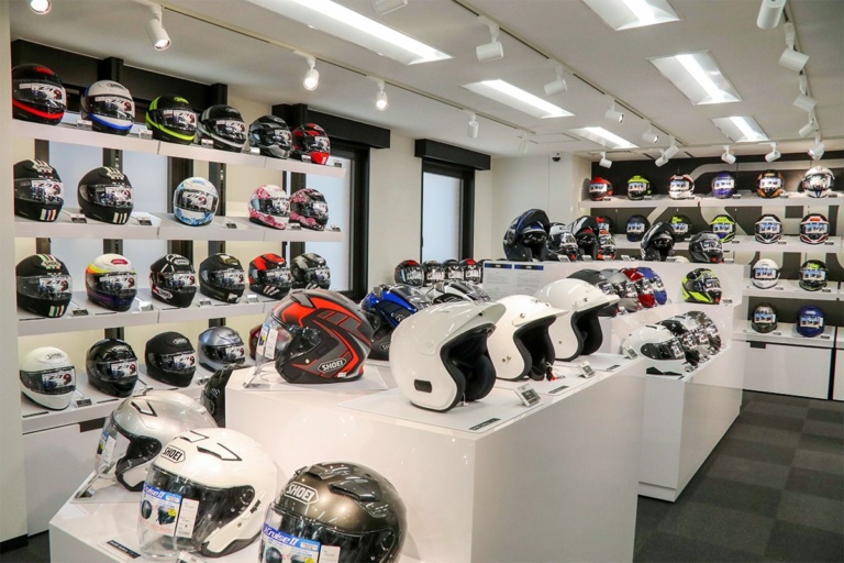 SHOEIのショールーム“SHOEI Gallery TOKYO”がオープン、フィッティングや購入もOK！ - バイクトピックス - レディスバイク