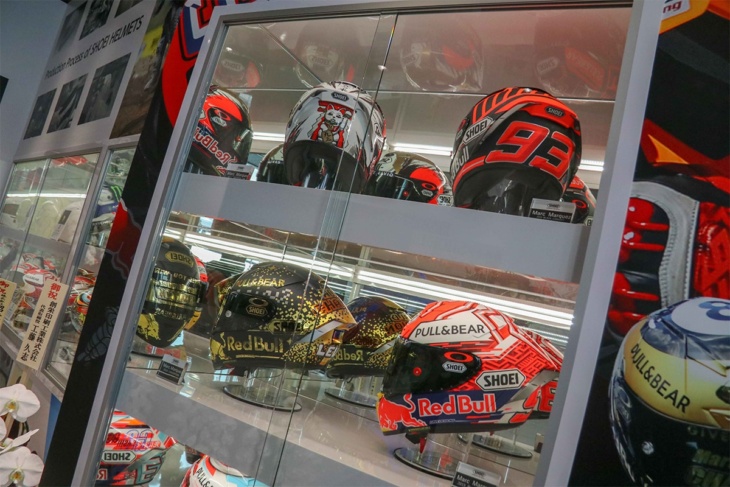 SHOEIのショールーム“SHOEI Gallery TOKYO”がオープン、フィッティングや購入もOK！ - バイクトピックス - レディスバイク