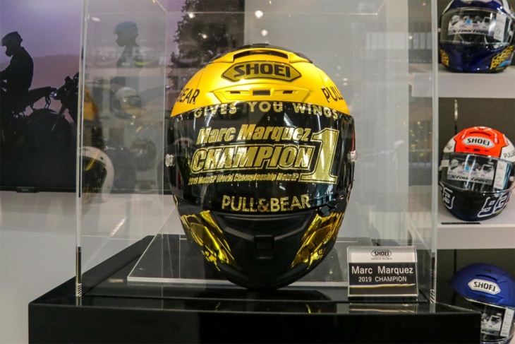 SHOEIのショールーム“SHOEI Gallery TOKYO”がオープン、フィッティングや購入もOK！ - バイクトピックス - レディスバイク