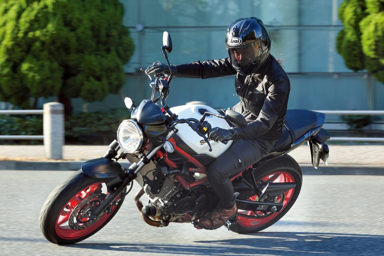 SUZUKI SV650 ABS：扱いきれるサイズ感とゆとりあるパワー - レディスバイク